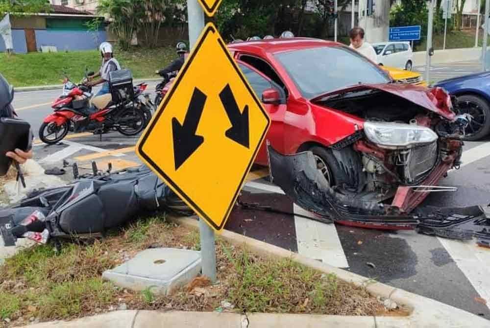 Dua penuntut UiTM parah, motosikal rempuh kereta di simpang tiga