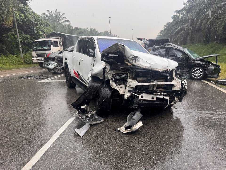 Dua maut termasuk bayi dalam nahas babit 3 kenderaan di Johor Bahru