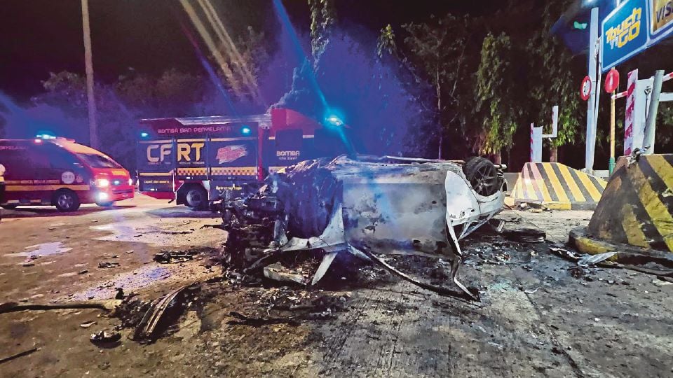 Dua rentung dalam kereta terbakar di Plaza Tol Jitra