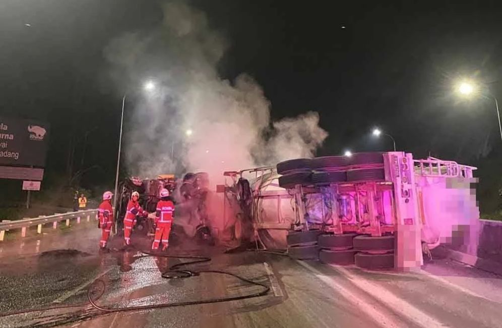 Pemandu maut, lori muatan debu simen terbakar di Lebuhraya Karak